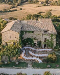 20 Impressive Serpentine Wedding Table Decor Ideas